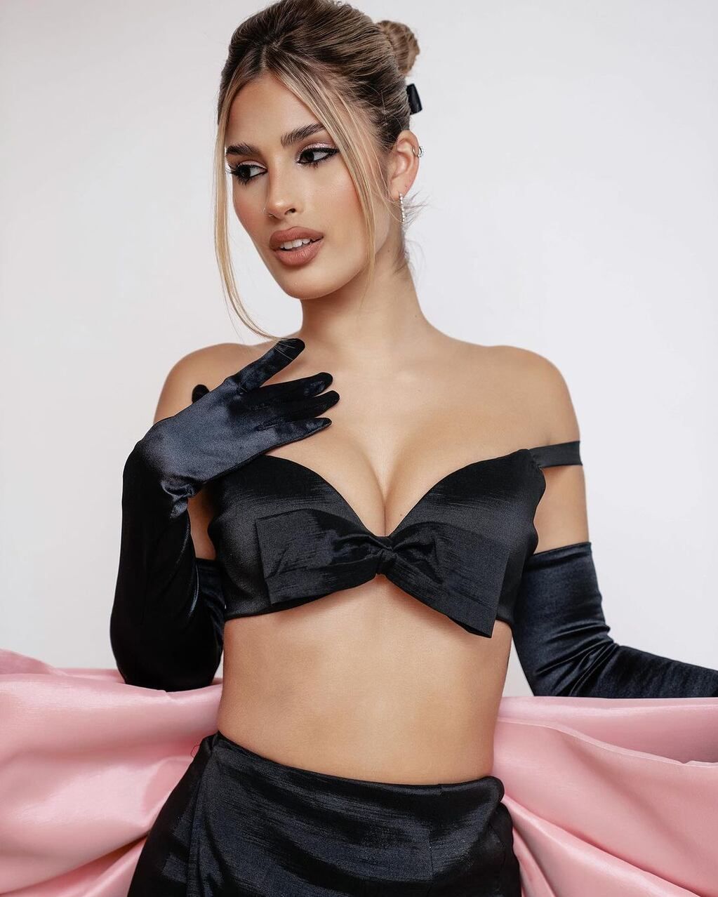 Con un top escotado, Julieta Poggio se llevó todas las miradas en la gala de la revista Caras