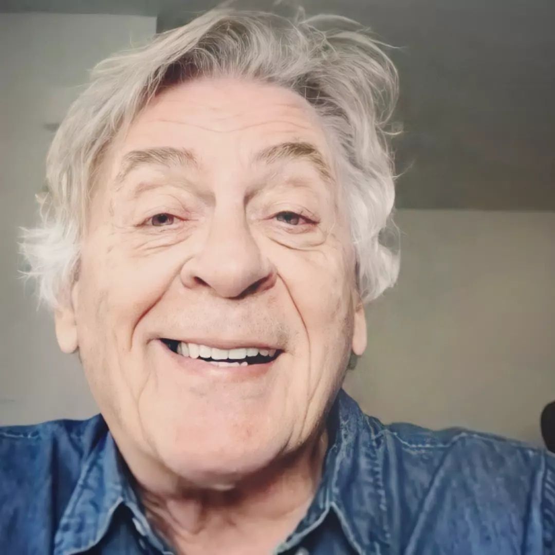 Así luce hoy Daniel Davis, actor que dio vida al Señor Niles en “La Niñera”