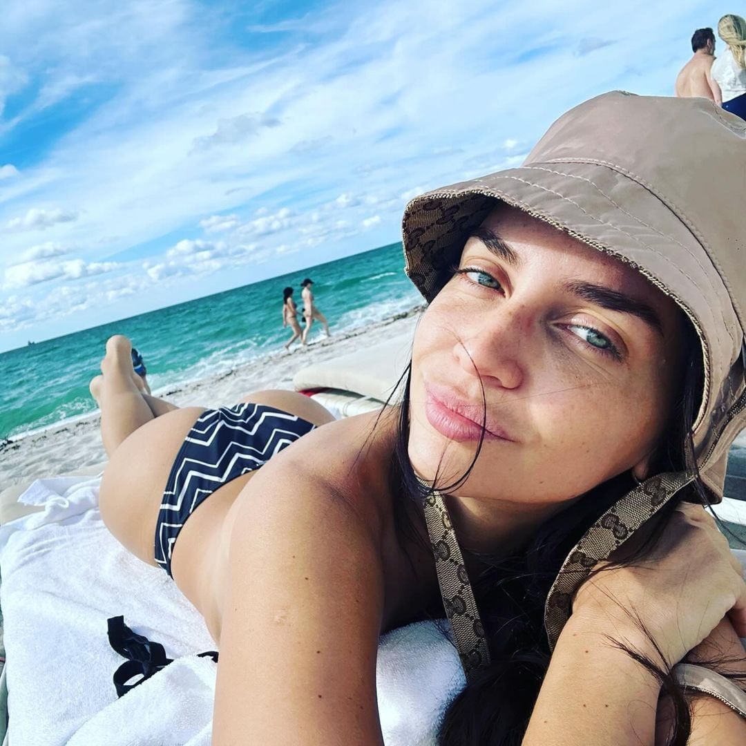 Zaira Nara posó boca abajo y mostró su bikini elegida en Miami