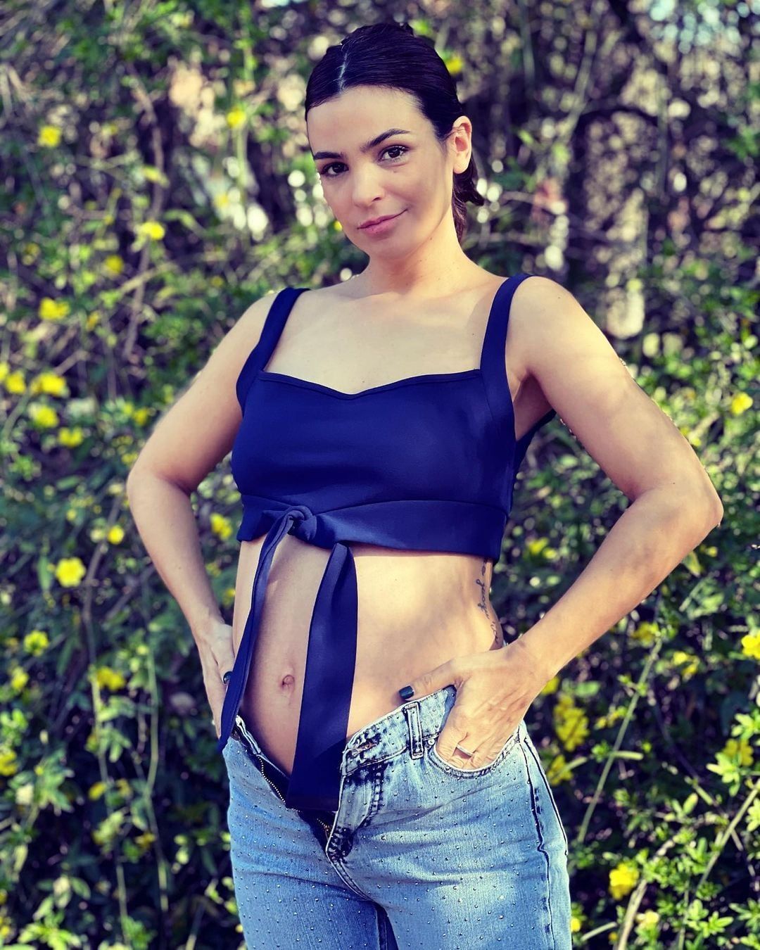 Agustina Cherri enamoró al lucir su pancita con un top y un jean ajustado con el que marcó tendencia