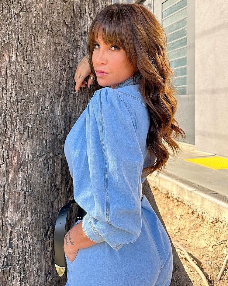 Florencia Peña se sacó la bikini y le dio la espalda a la cámara para hacer su mejor pose