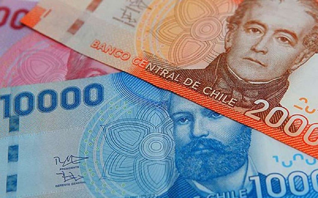 Cómo conviene pagar en Chile hoy: peso chileno, dólar o tarjeta