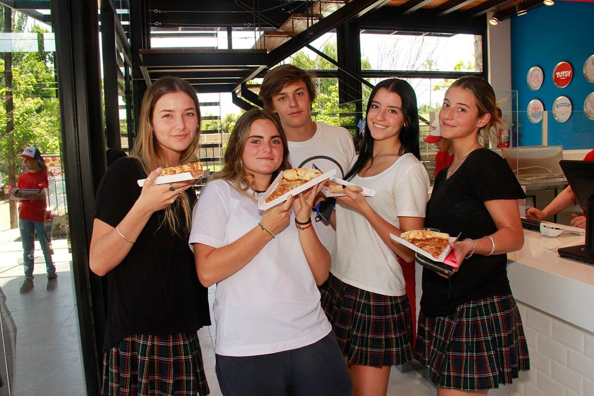 Tutsy Pizza ¡porciones gratis para todos!