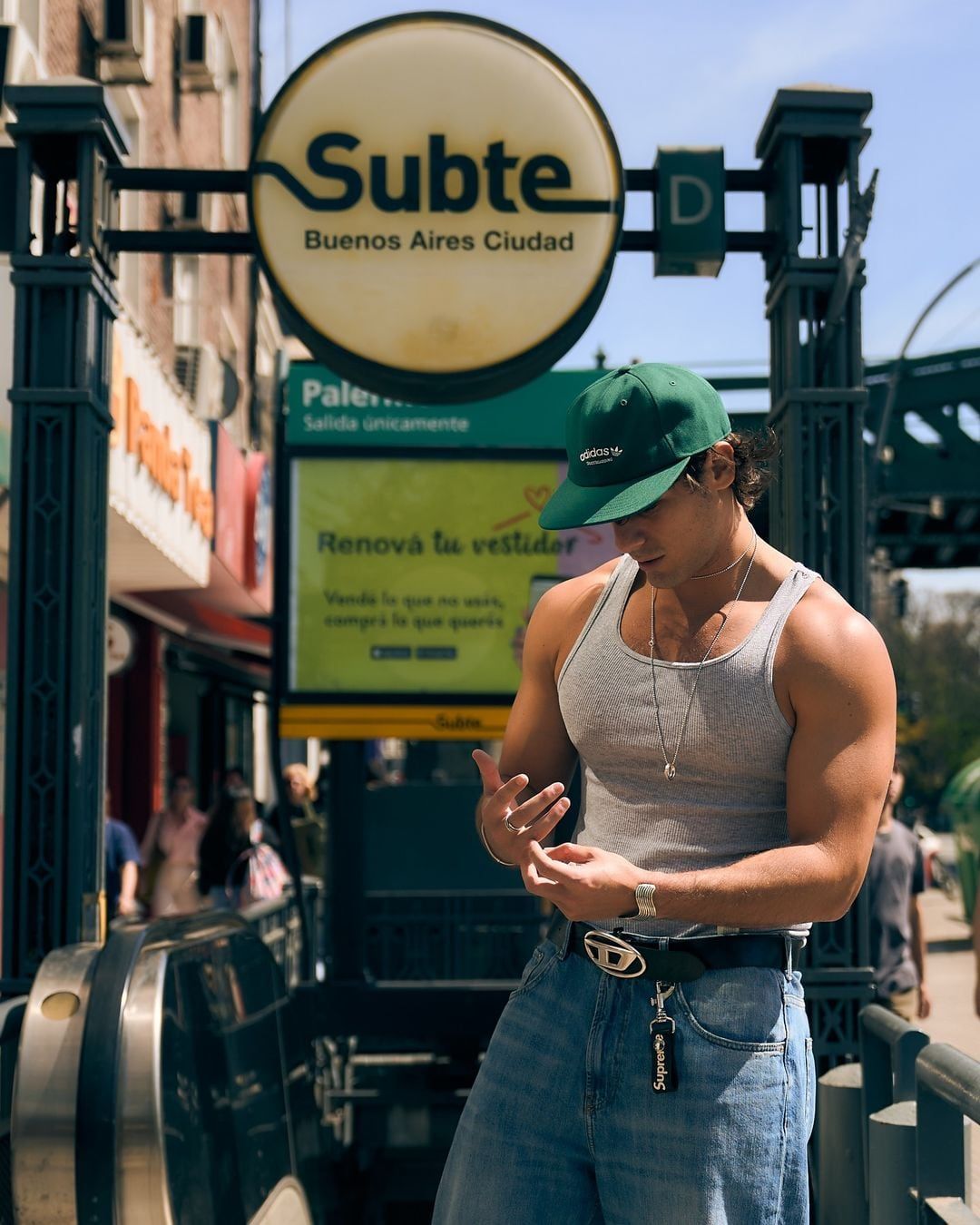 Quién es Renato Rossini, el hijo de un famoso actor y modelo peruano ...