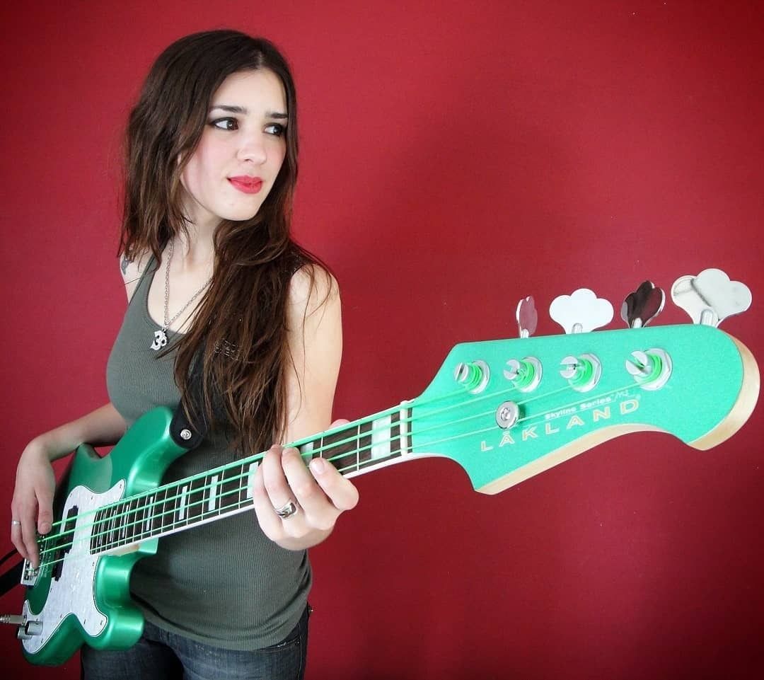 Quién es Luli Bass, la bajista prodigio que reemplazó a Micky Rodríguez ...