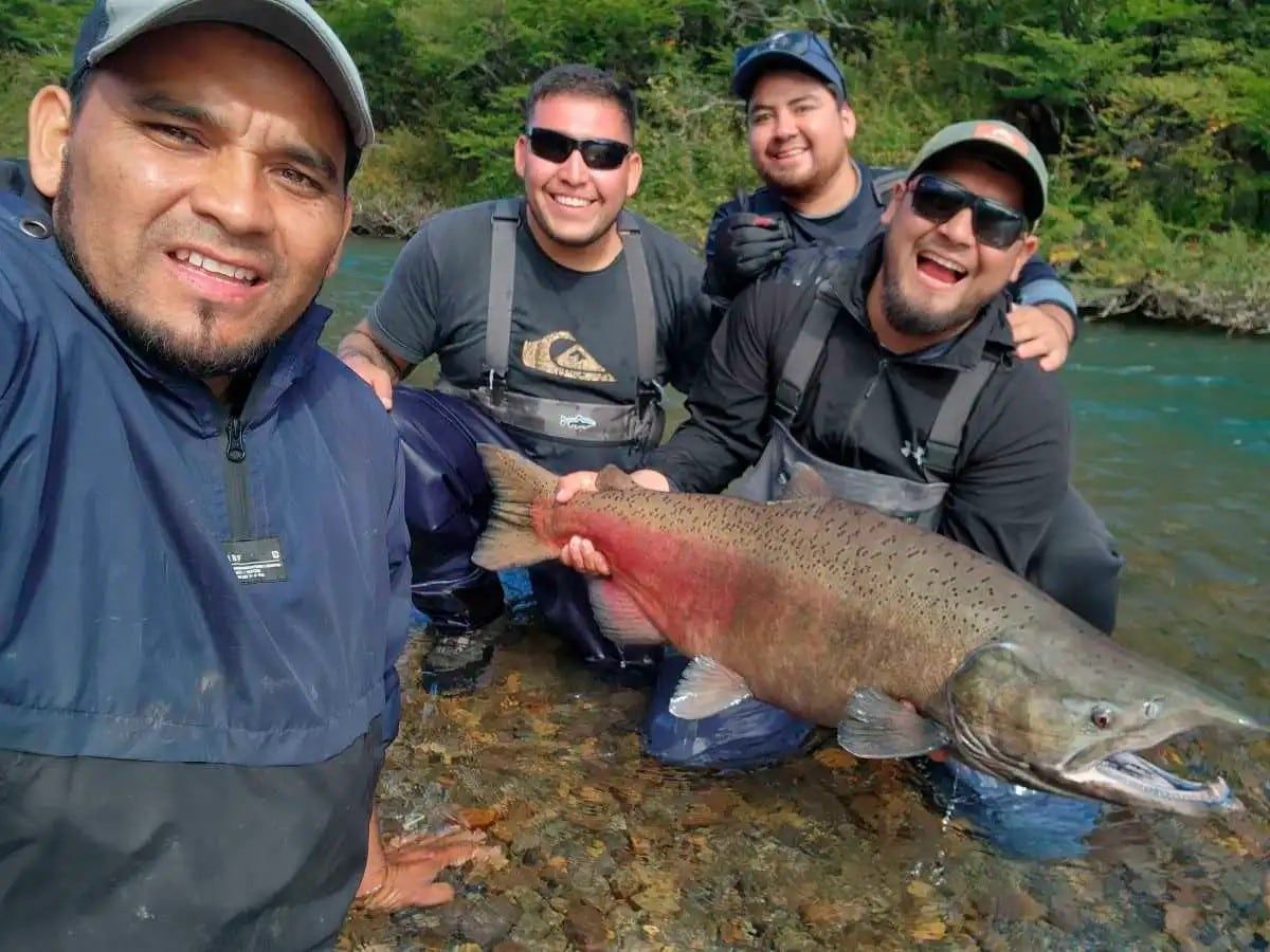 Llegaron al “paraíso escondido” para la pesca en La Patagonia y sacaron ...