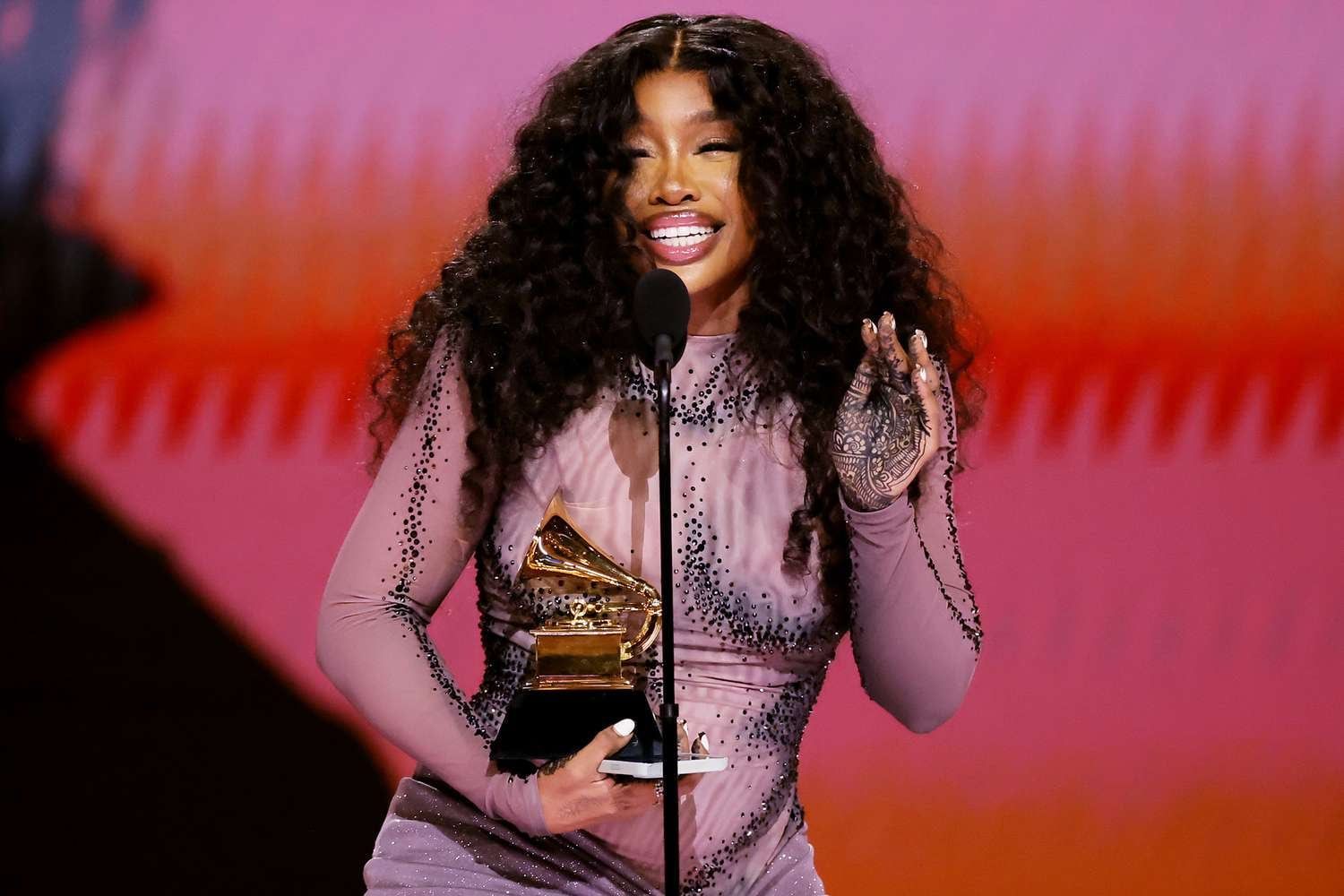 Quién es SZA, la cantante que ha tenido un éxito meteórico en todo el mundo