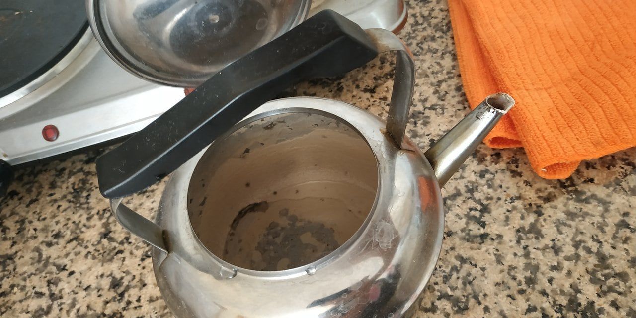 Cuatro pasos para sacar todo el sarro de la pava eléctrica