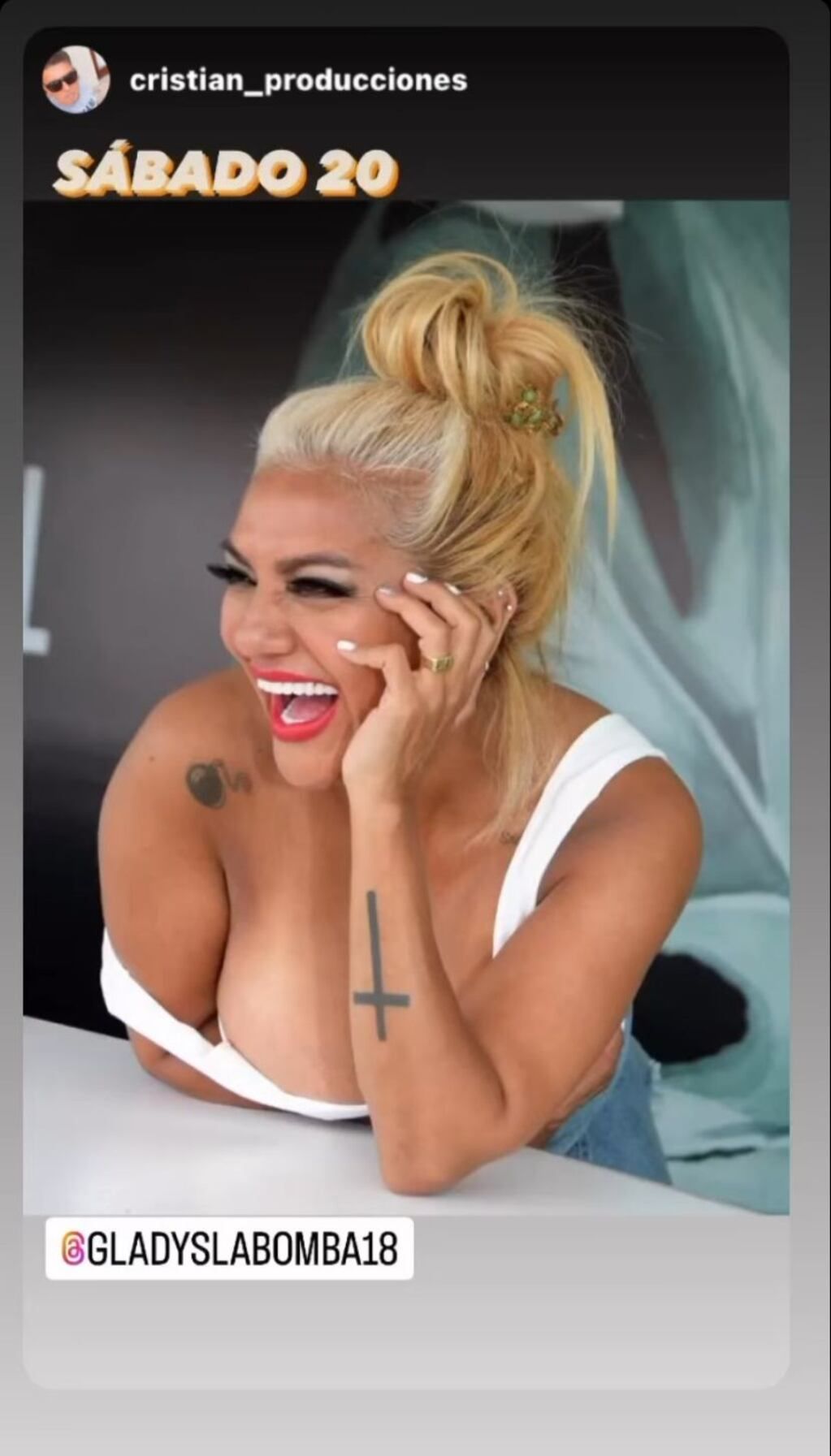 Se bajó el bretel y sus lolas quedaron expuestas en una foto de Gladys La Bomba Tucumana