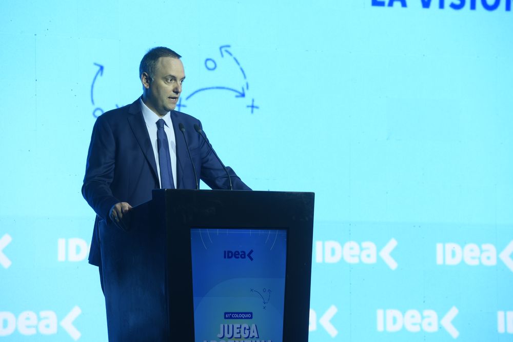 Milei ausente, pero con mensaje: Adorni presentó en el Coloquio IDEA inversiones por 55 mil ...