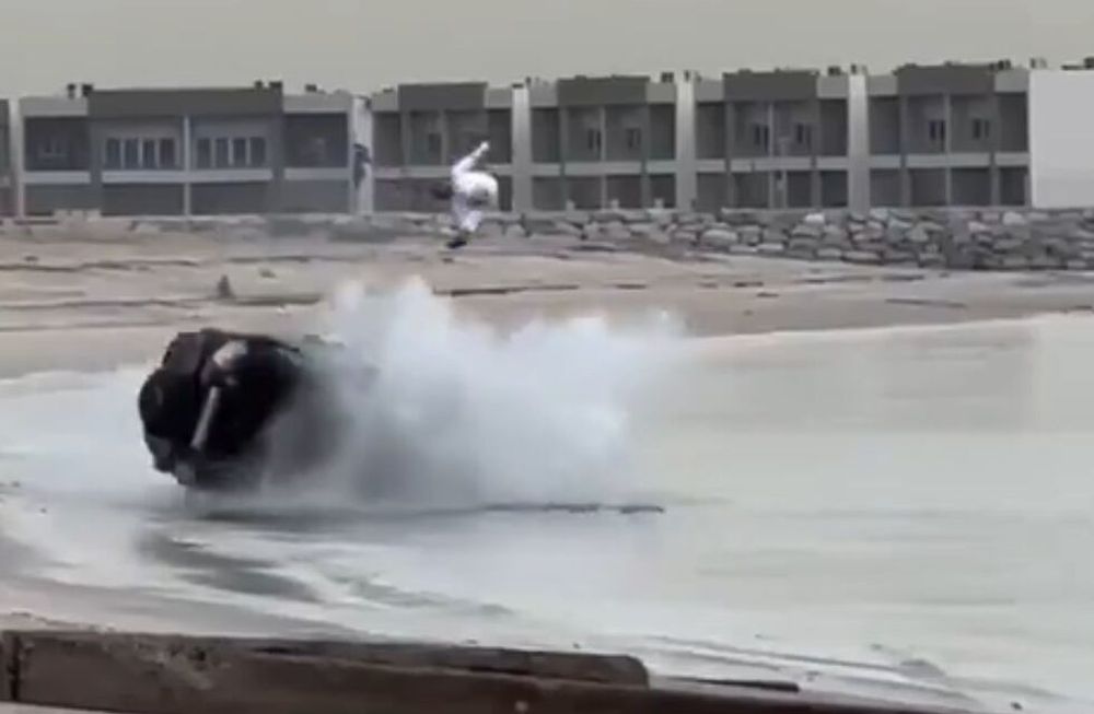 En una escena digna de GTA, un conductor salió volando de una camioneta ...