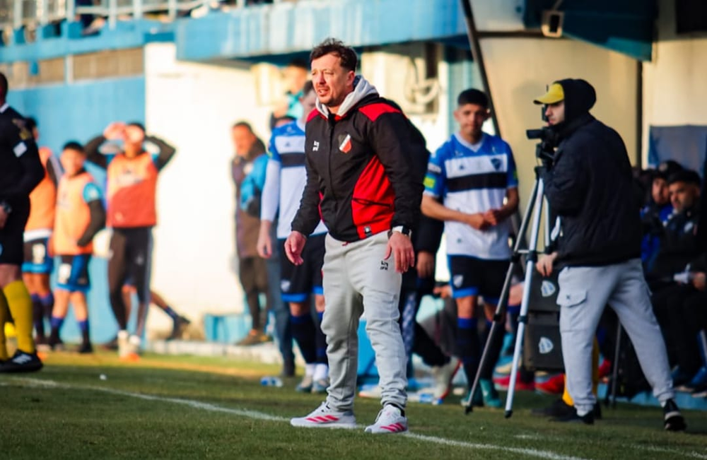 El técnico de Deportivo Maipú, Alexis Matteo:El equipo juega con el ...