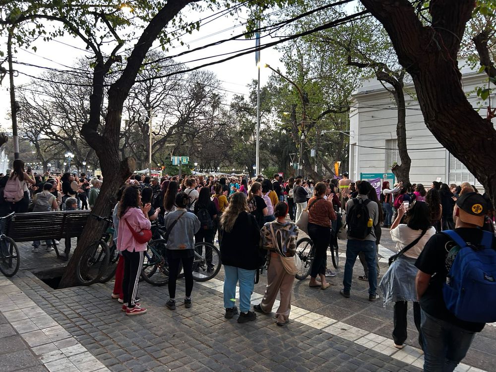 El colectivo Ni Una Menos Mendoza se manifestó tras el triple femicidio en Florencio Varela