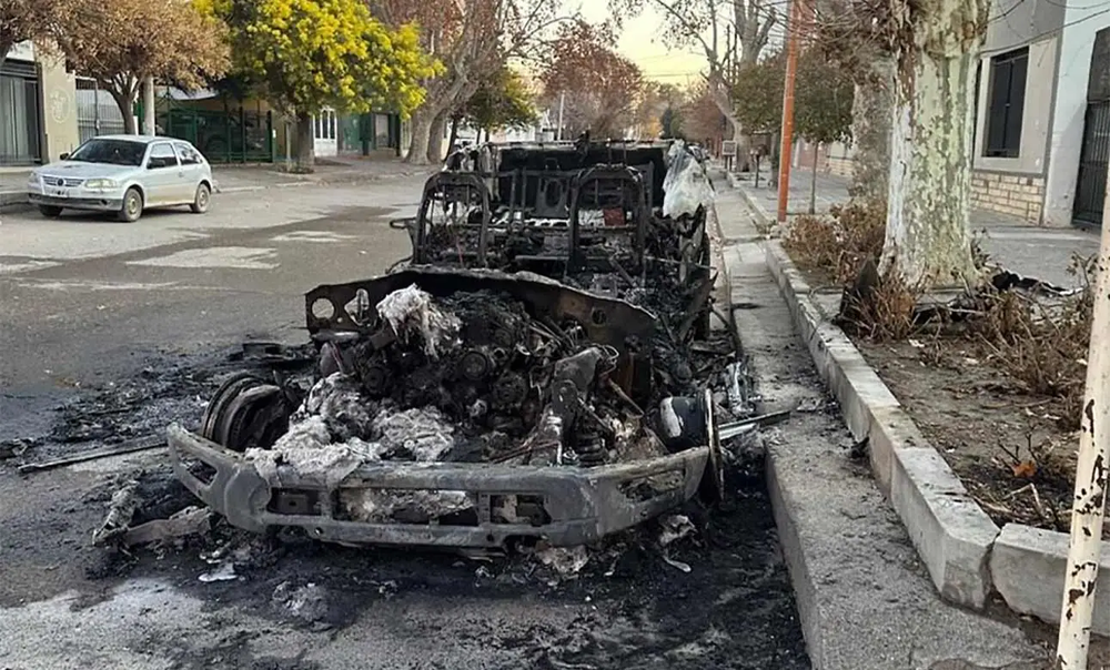 Un encapuchado prendió fuego la camioneta de Marcos Rojo: está valuada ...