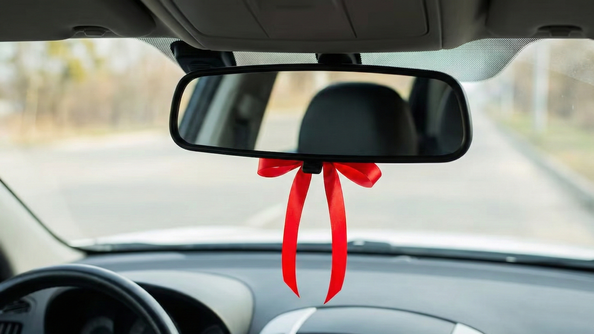 ¿Qué significa circular con una cinta roja atada al espejo del auto?