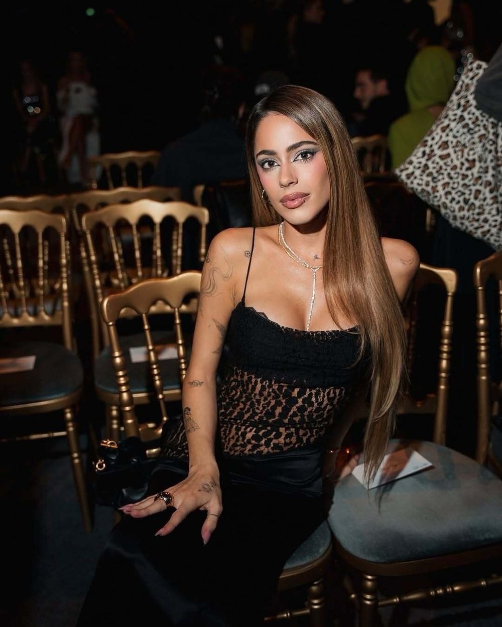 Tini Stoessel impactó con su look total black para el Paris Fashion Week