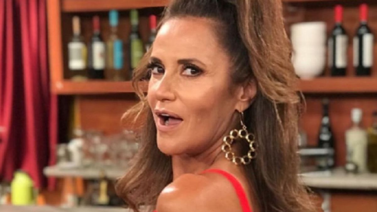 María Fernanda Callejón jugó a la “femme fatale”: se desprendió el saco ...