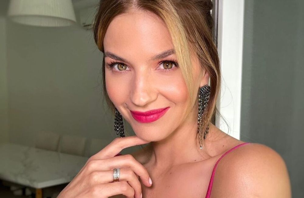 Marcela Kloosterboer posó con una malla enteriza verde en un bosque ...