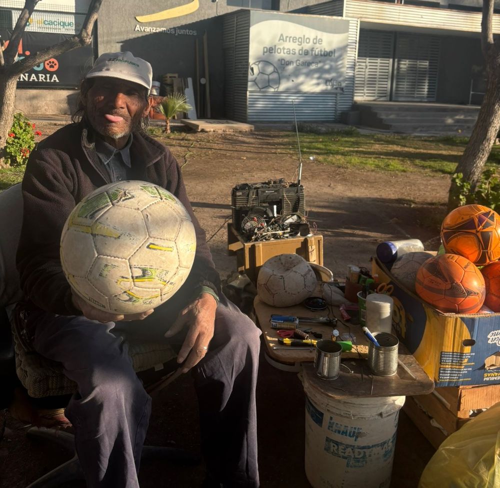 Gareca, el cirujano callejero del fulbo que arregla pelotas hace 30 ...