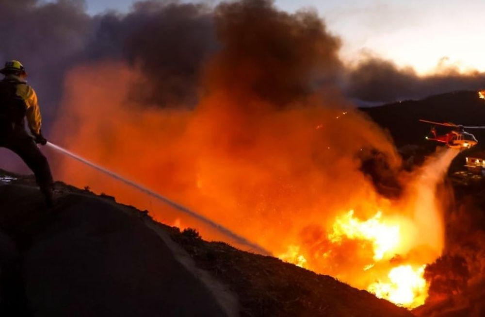 Los Ángeles se declaró en estado de emergencia por incendios forestales ...