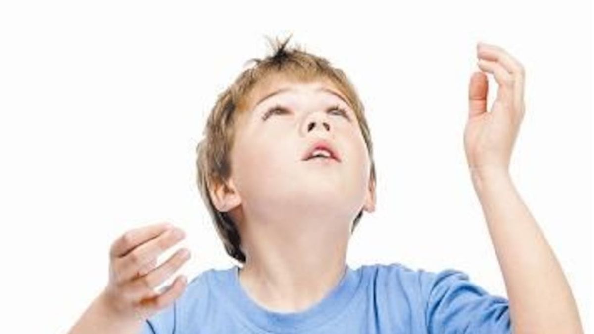 Cabecear la pelota, ¿puede ocasionar daños a los niños?