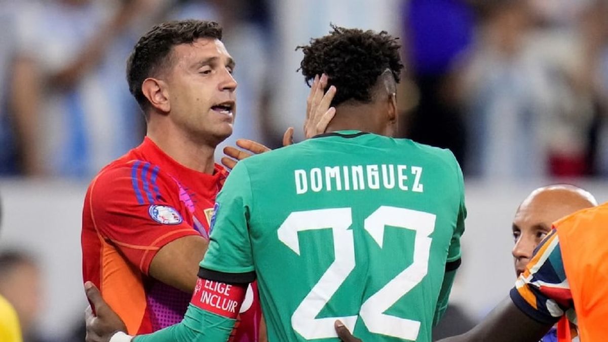 El gesto que enaltece aún más a Dibu Martínez: su abrazo con el arquero de Ecuador