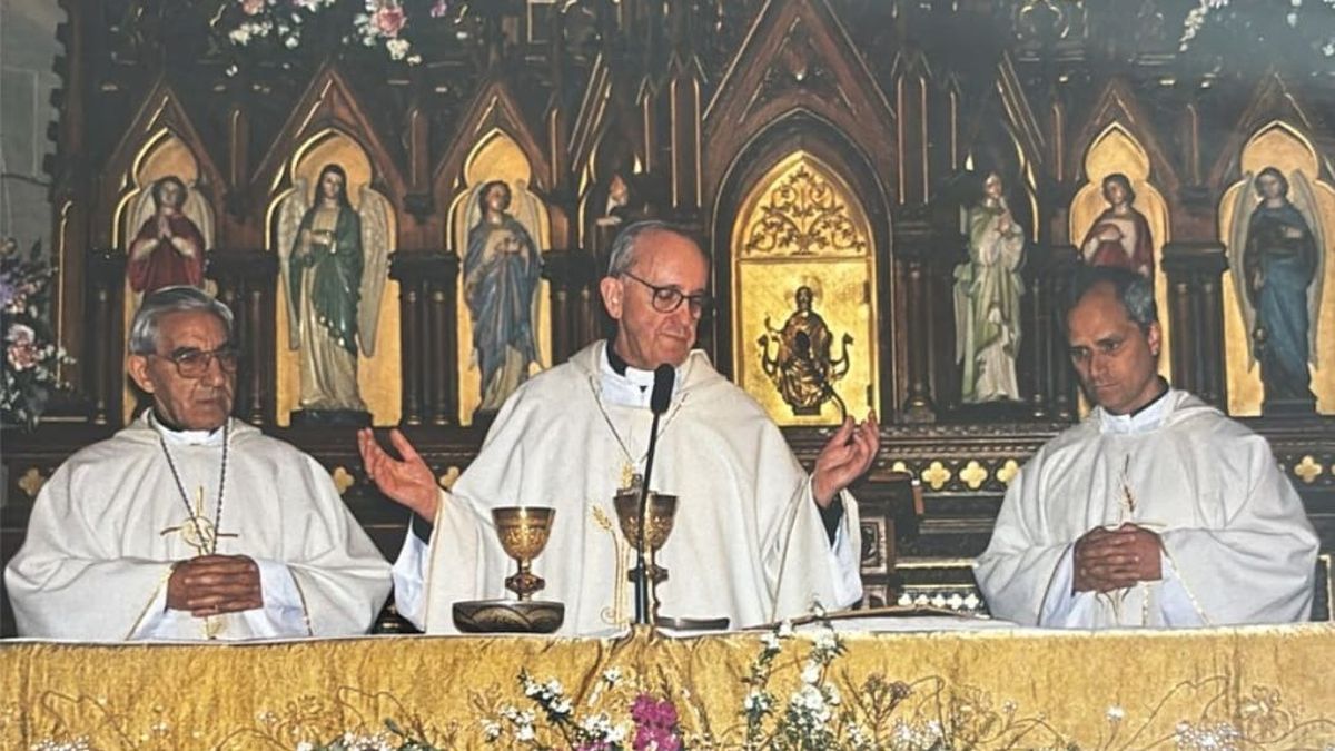 La foto histórica y profética: Francisco y León XIV juntos en una ...