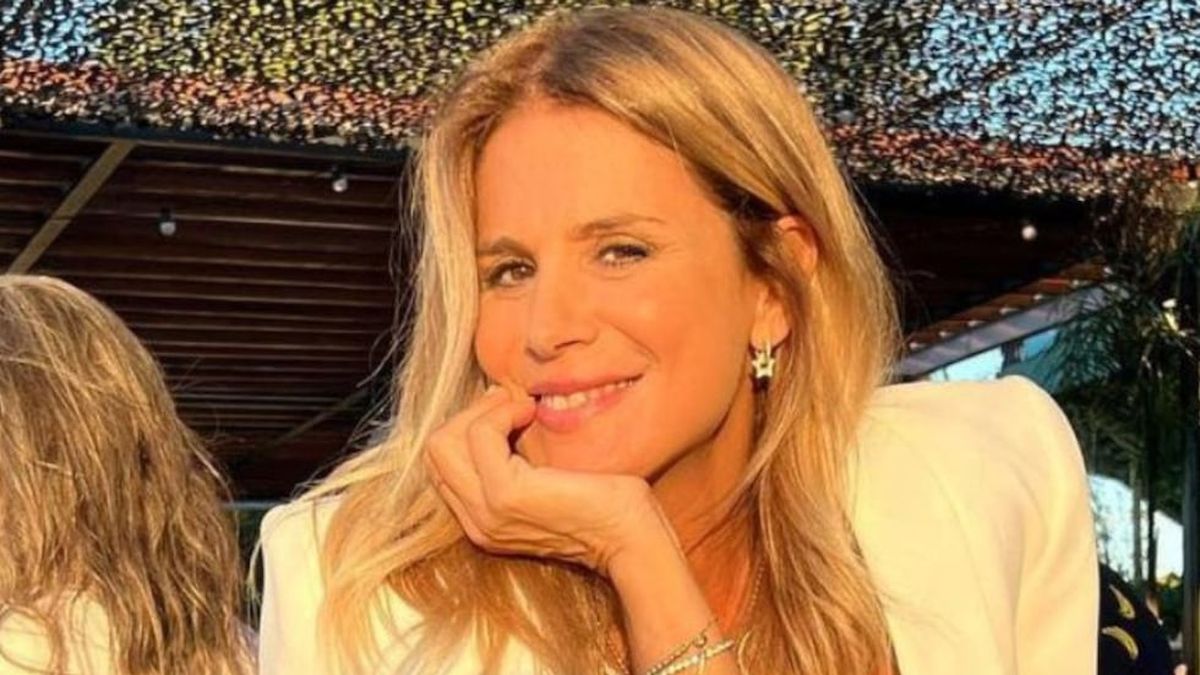 Flavia Palmiero maravilló con su parte trasera acostada sobre la arena ...
