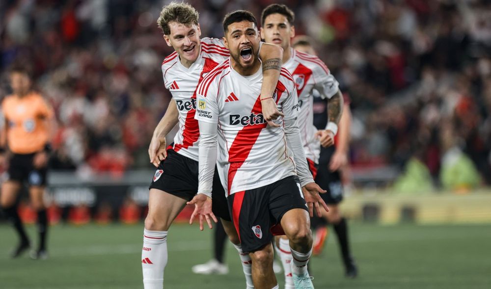 River Plate brilló ante su gente, goleó a Barracas Central y se metió ...