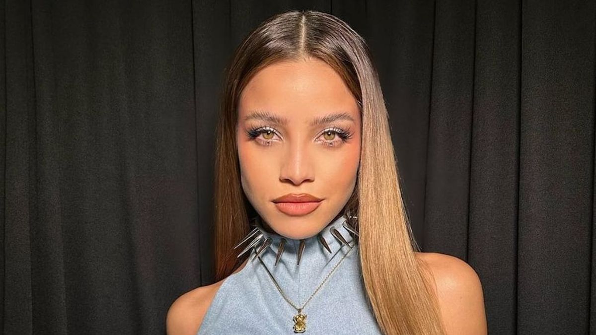 Desde París, Emilia Mernes lució un suéter tejido con rombos y marcó tendencia