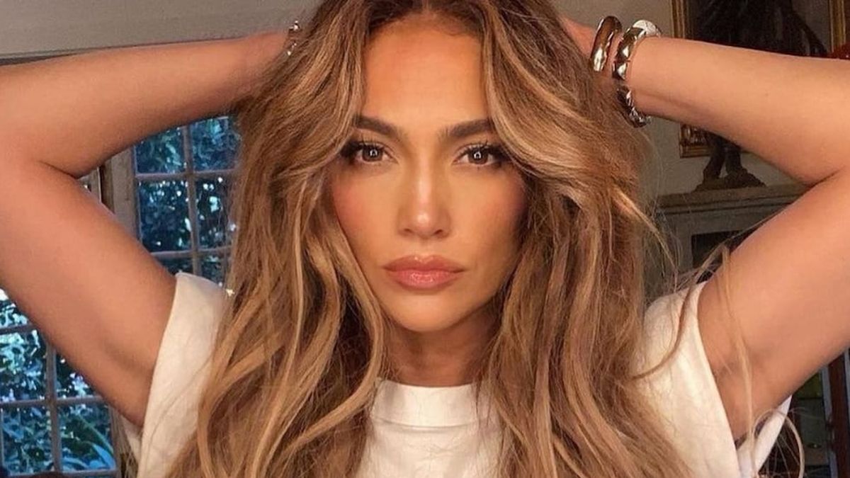 Jennifer López levantó la temperatura con lencería muy fina y recostada ...