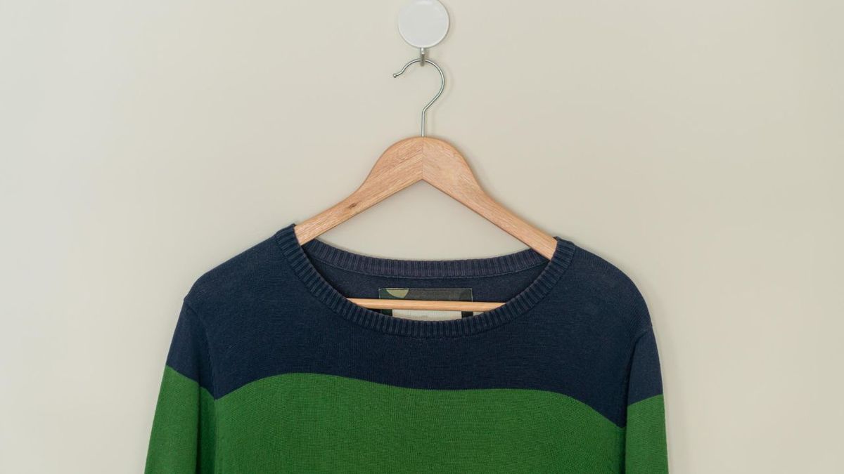 Cómo colgar tu suéter sin que se estire: el truco que pocos conocen