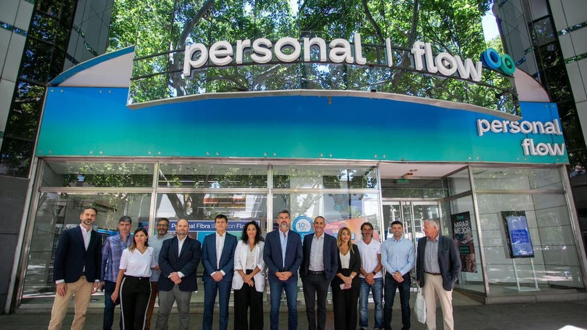 Ulpiano Suarez visitó el nuevo local de Personal y Flow