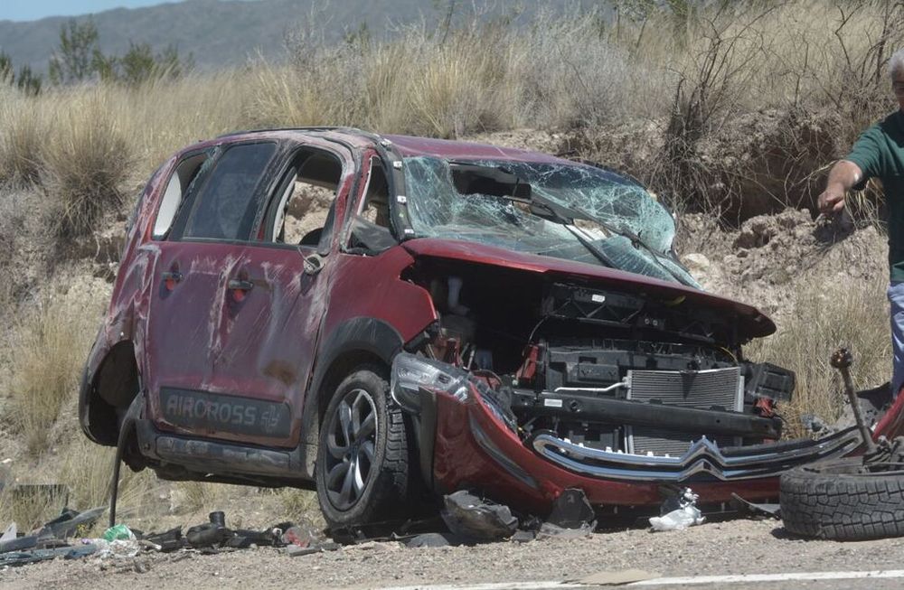 Choque frontal entre dos vehículos en la ruta a Chile