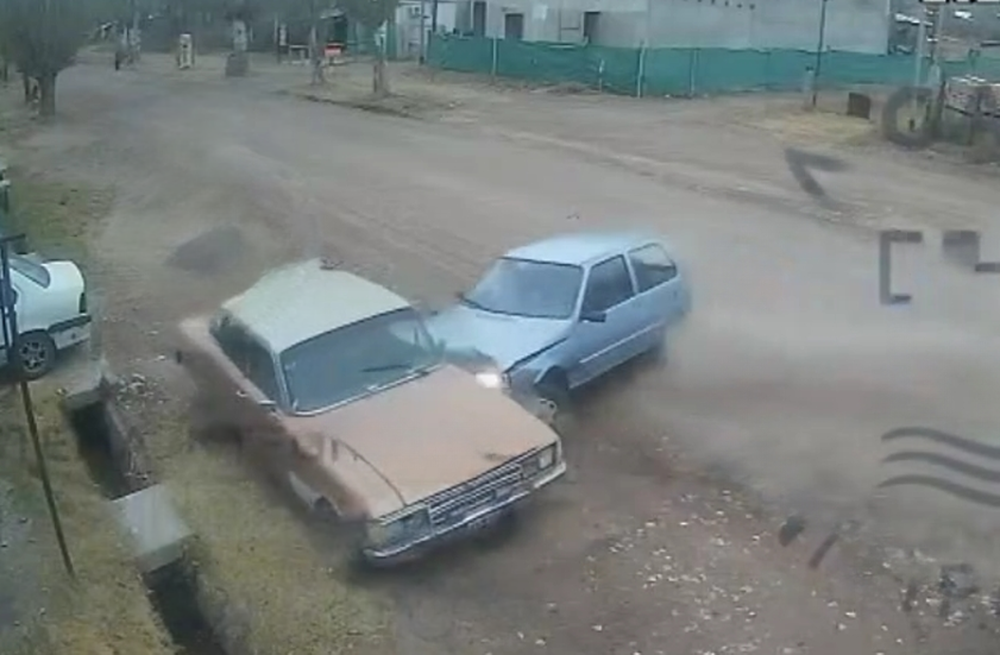 Un auto derrapó a alta velocidad e impactó contra un Falcon estacionado ...