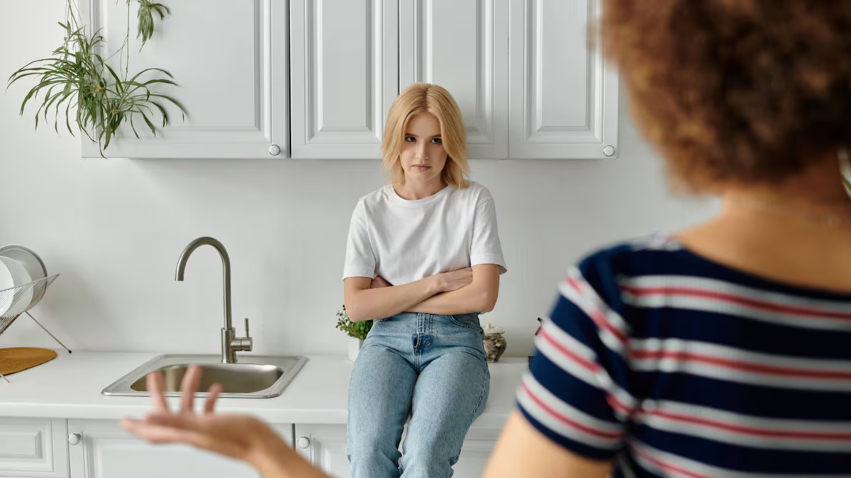 Qué significa cruzar los brazos mientras escuchás, según la psicología