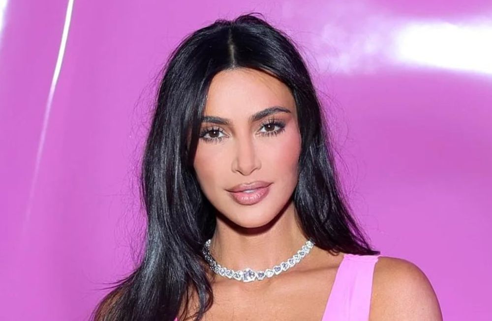 Kim Kardashian se grabó con la bikini más pequeña y su delantera casi ...