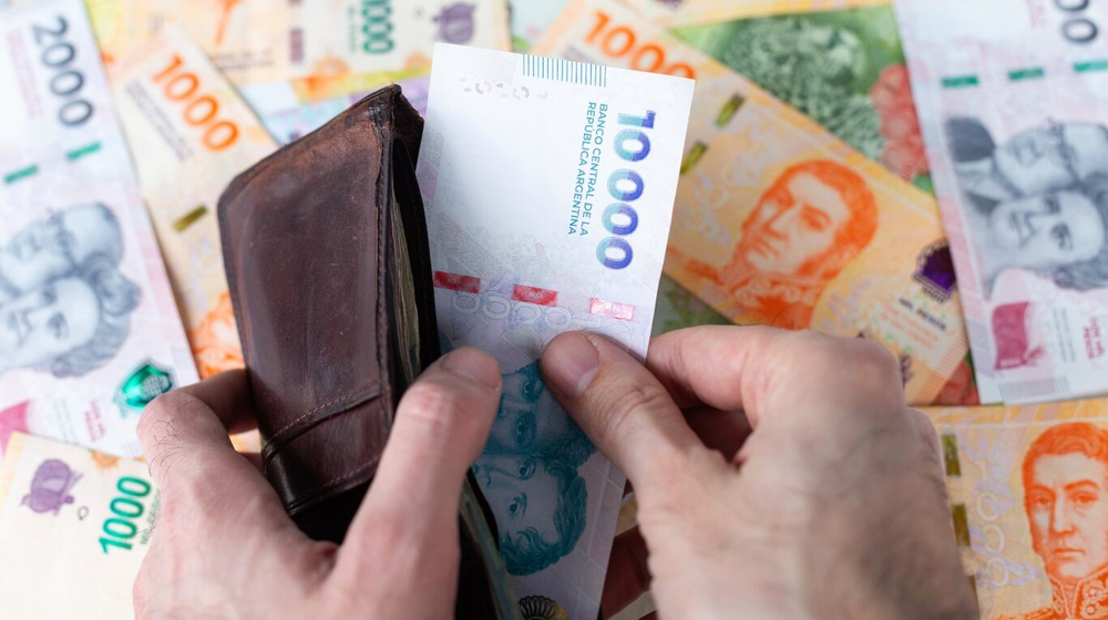 El curioso significado psicológico de ordenar los billetes en una misma ...