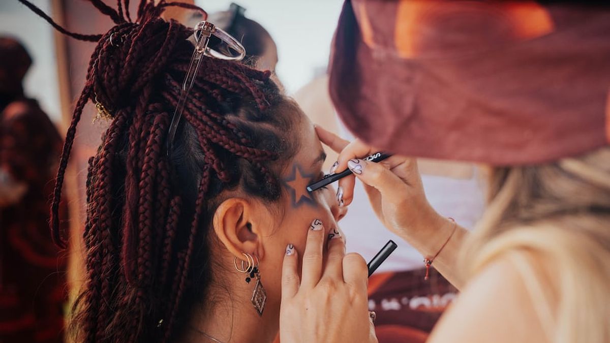 Maquillaje diverso, colorido y sostenible, las tendencias protagonistas en el Lollapalooza