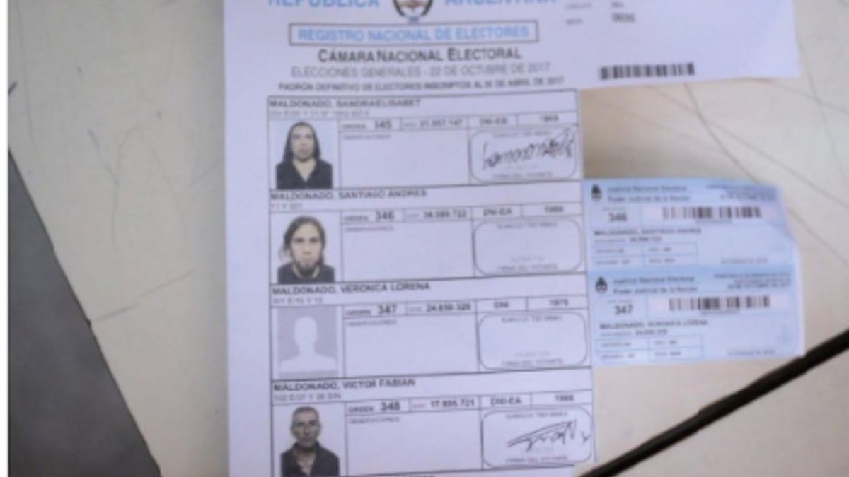 La triste imagen del padrón con la foto de Santiago Maldonado