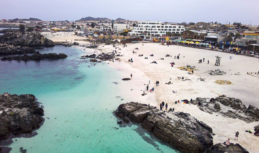 La playa caribeña de arena blanca que está en Chile y es un paraíso ...