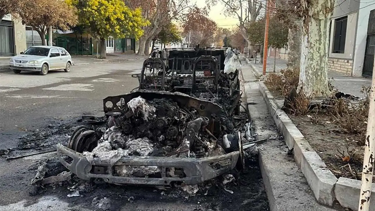 Un encapuchado prendió fuego la camioneta de Marcos Rojo: está valuada ...