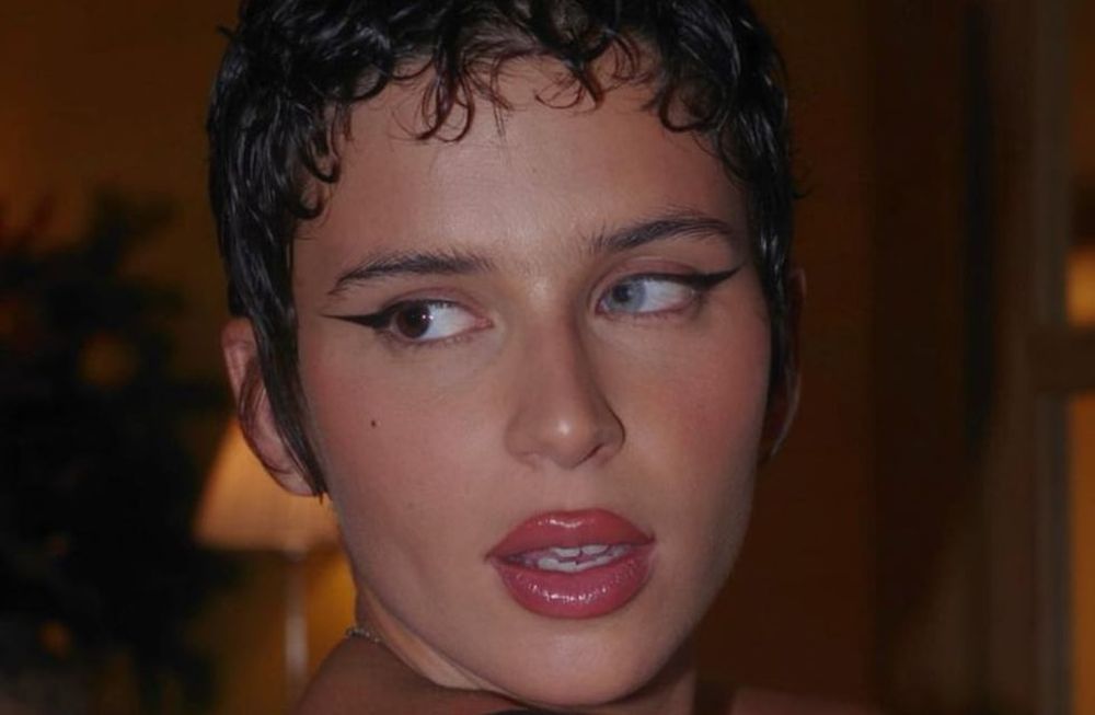 Nathy Peluso y su increíble look navideño de vestido negro y botas: “Pasareleando para la Navidad”