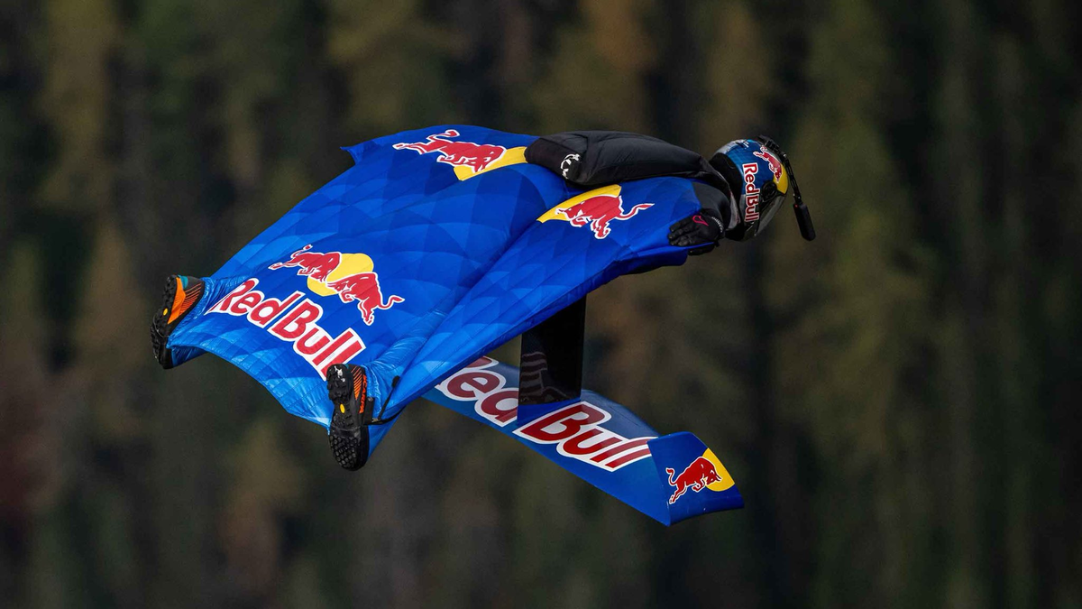 Red Bull lleva el vuelo humano al límite: Peter Salzmann saltó al vacío ...