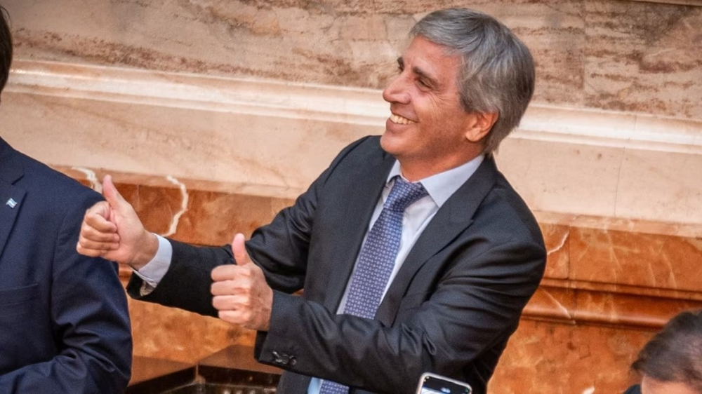 Caputo celebró la mejora de la calificación crediticia de Argentina ...