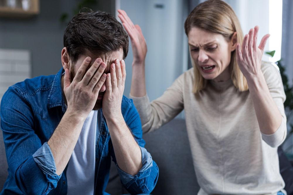 Hablar muy fuerte y encima de los demás: qué significa según la ...