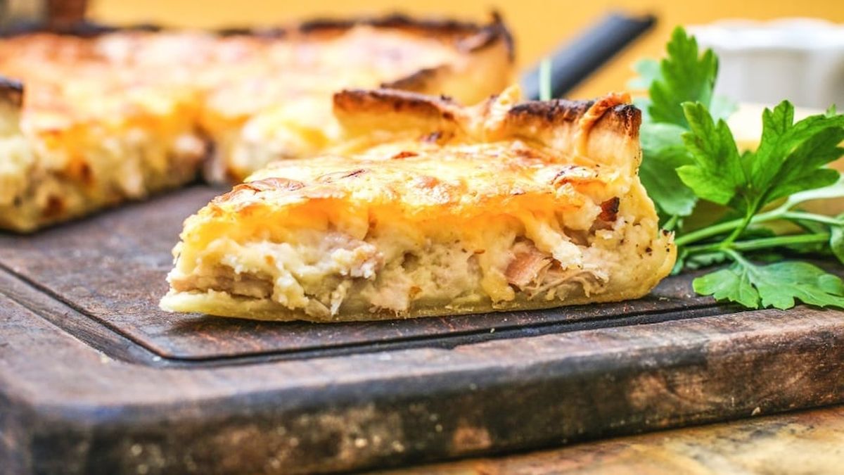 Tarta de pollo con salsa blanca: receta fácil, barata y ultra deliciosa