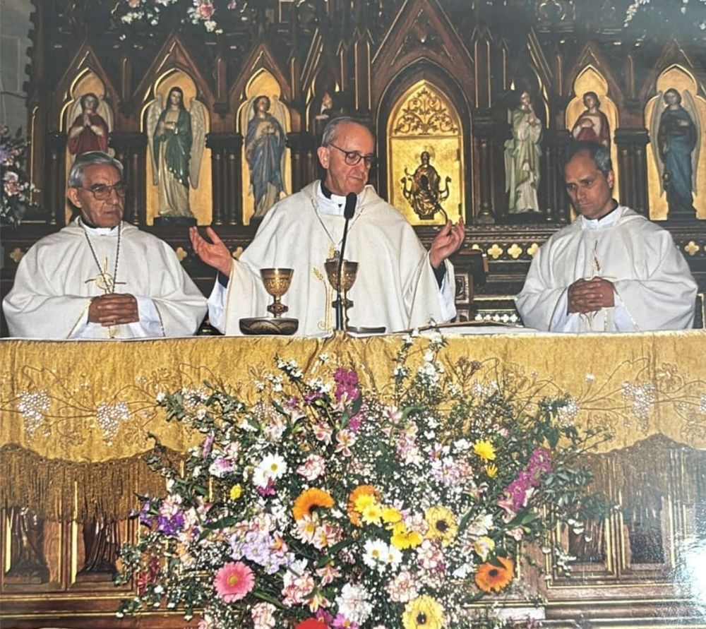 La foto histórica y profética: Francisco y León XIV juntos en una iglesia de Recoleta hace 20 años
