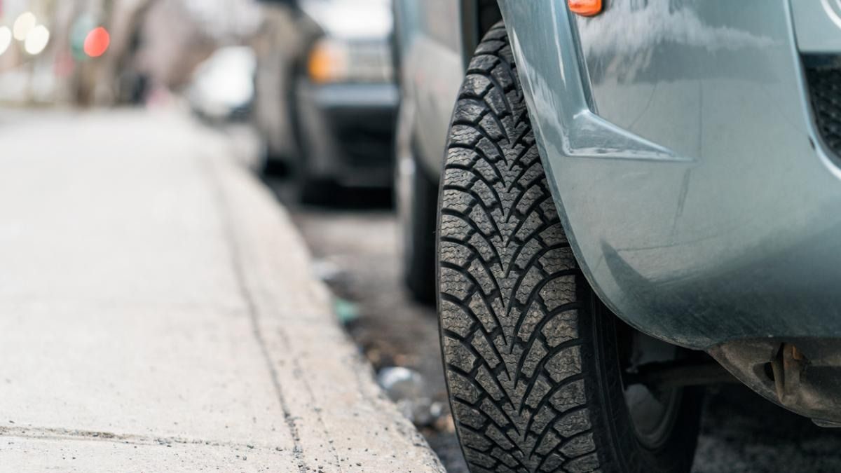 ¿Qué significa dejar el volante girado hacia la vereda al estacionar?