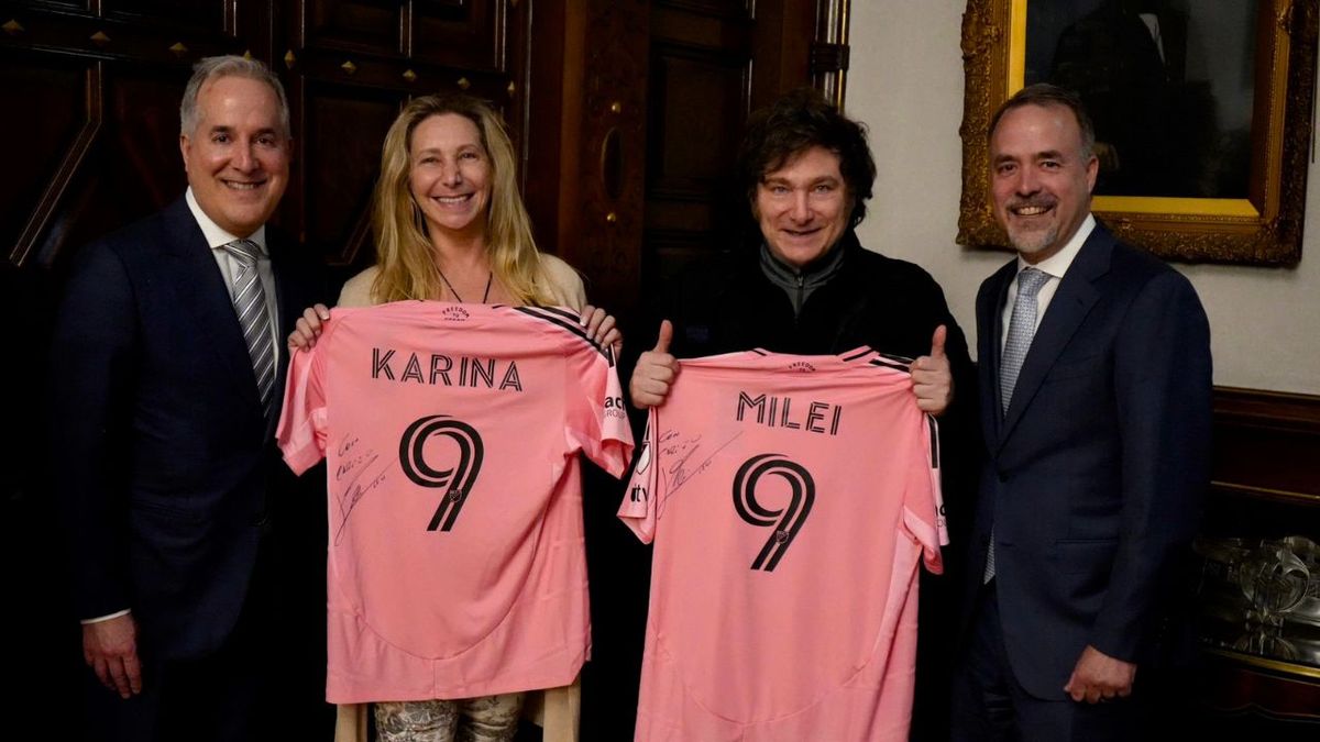 Javier Milei recibió la camiseta del Inter Miami firmada por Lionel ...